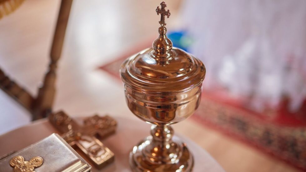 Crismeras: su importancia y uso en la liturgia